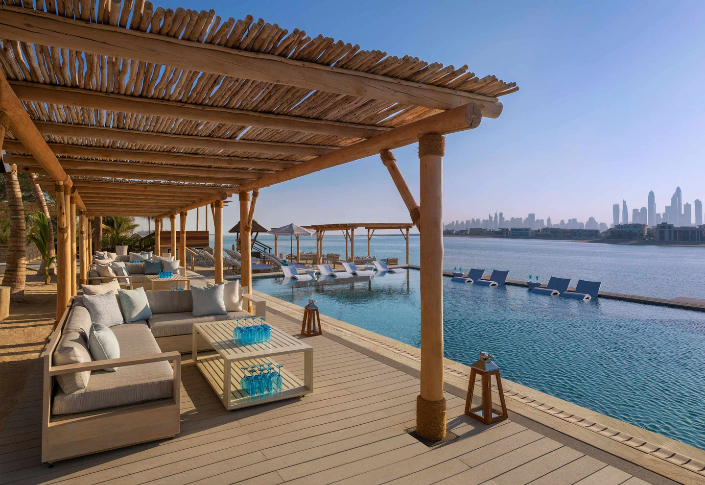 Os TOP 10 Beach Clubs Abertos no Domingo em Dubai